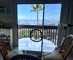 Condo, 1 cama King e sofá-cama, cozinha, vista para o oceano (Kona Mansions #C305) | Opções para refeição