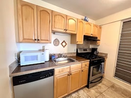 Condo, 1 cama King e sofá-cama, cozinha, vista para o oceano (Kona Mansions #C305) | Cozinha privada | Geladeira, micro-ondas, fogão, cooktop