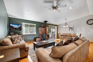 Casa, várias camas, pátio, vista para a montanha (Tahoe Frost) | Sala de estar | Televisor de ecrã plano de 50 polegadas com canais digitais, lareira 