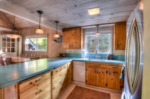 Casa, várias camas, lareira, vista para a montanha (Woodland Chalet) | Cozinha privada | Um frigorífico, um micro-ondas, um forno, uma placa de cozinha