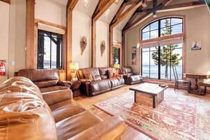 Casa, várias camas, varanda, vista para a montanha (West Lake Serenity) | Área de estar | TV de tela plana 42 polegadas com canais digitais, lareira