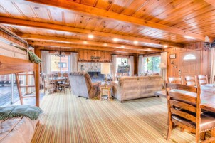 Casa, várias camas, lareira, vista para a montanha (Zephyr Cove Cabin) | Interior