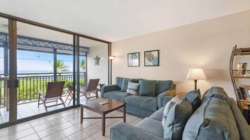 Condo, várias camas, sacada, vista para o oceano (Kona Alii #204) | Área de estar | TV de tela plana 42 polegadas com canais digitais
