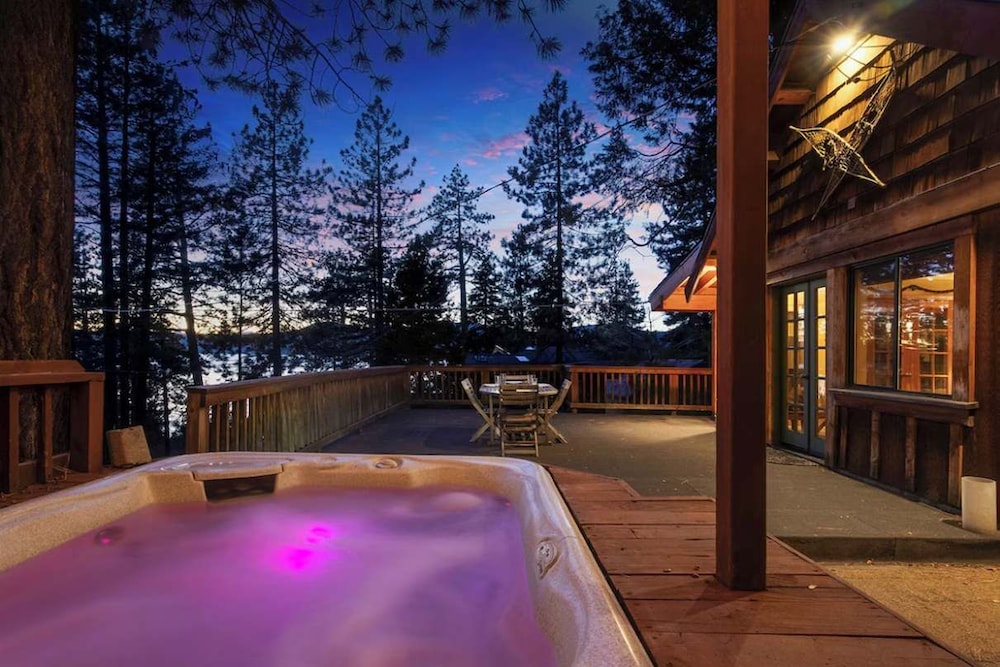Mountainside Overlook Lake Views & Hot Tub - North Lake Tahoe, CA