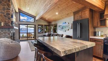 Casa, várias camas, pátio, vista para a montanha (Shoreline Vista) | Interior