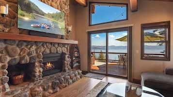 Casa, várias camas, pátio, vista para a montanha (Shoreline Vista) | Sala de estar | Televisor de ecrã plano de 42 polegadas com canais digitais