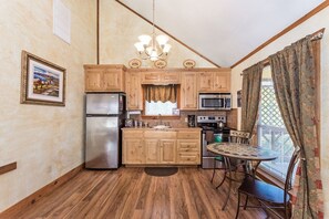 Casa de Campo, 1 quarto | Cozinha privada | Um frigorífico, um forno, uma cafeteira/bule 