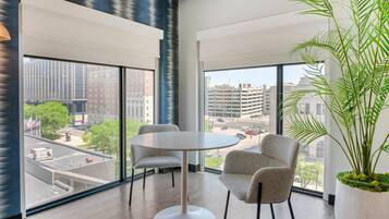 Quarto, 1 cama king-size, não fumadores (Upgrade) | Roupa de alta qualidade, cofre no quarto, secretária