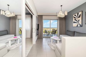 2 Bedroom Deluxe Suite | Roupa de alta qualidade, minibar, cofre no quarto