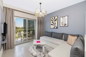 2 Bedroom Deluxe Suite | Roupas de cama premium, frigobar, cofres nos quartos