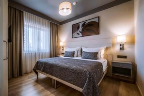 Roupas de cama premium, frigobar, cofres nos quartos