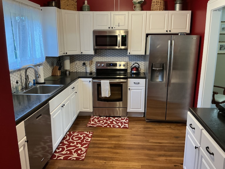 The Farmhouse At Wolfehaven - Asheville, NC