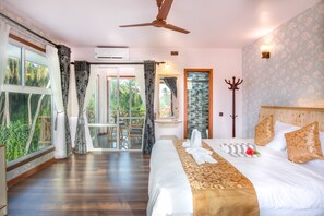 Camas de colchão viscoelástico, minibar, cofre no quarto 