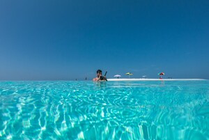 Perto da praia, areia branca, espreguiçadeiras, guarda-sóis 