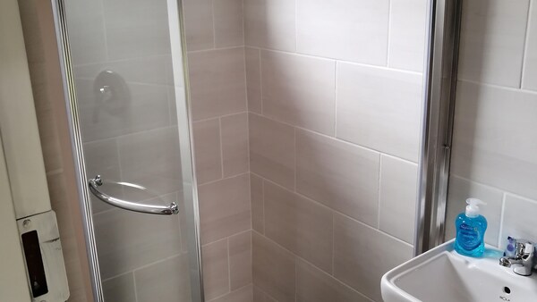 Room In B&b - Immaculate And Beautiful Chalet - Fully Equipped - Kempton Park