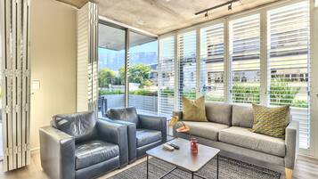 Apartamento, 2 quartos, varanda, Vista para a cidade | Sala