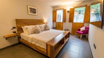 Quarto luxo, 1 cama King | Cofres nos quartos, individualmente decorados, cortinas blackout