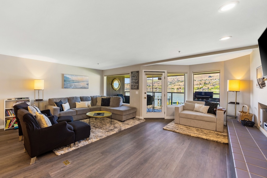 Ideal Lakefront Condo W/ Shared Pool/hot Tub, Shared Dock, & High-speed Wifi - Chelan, WA