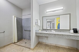 Quarto, 2 camas queen-size, acessível, não fumadores (Mobility, Roll-in Shower) | Casa de banho | Uma combinação polibã/banheira, um secador de cabelo