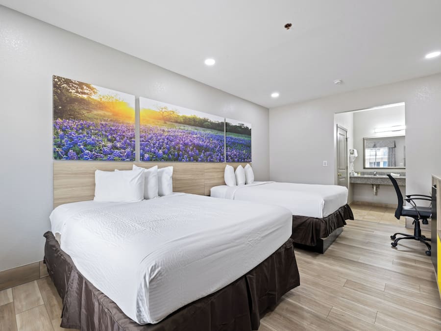 Quarto, 2 camas Queen, acessível, para não fumantes (Mobility, Roll-in Shower) | Ferros/tábuas de passar roupa, Wi-Fi de cortesia, roupa de cama