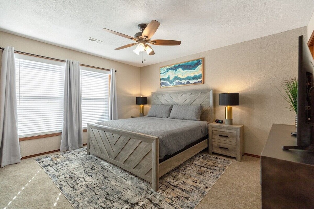 Wow! Beautifully Updated 3 Bed 1 Level Townhouse W/ Bike Storage Closeto It All! - Arkansas