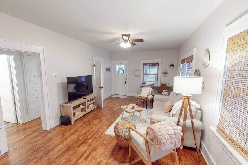 This Bungalow Is A 2 Bedroom(s), 1 Bathrooms, Located In Wichita, Ks. - All Star Sports, Wichita