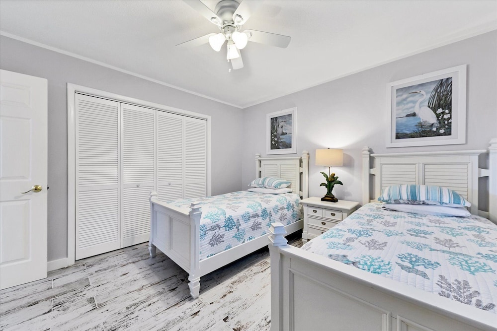 Best Location! North End Of Anna Maria, Fl Steps To Beach & Dining - Lower Unit - Anna Maria, FL