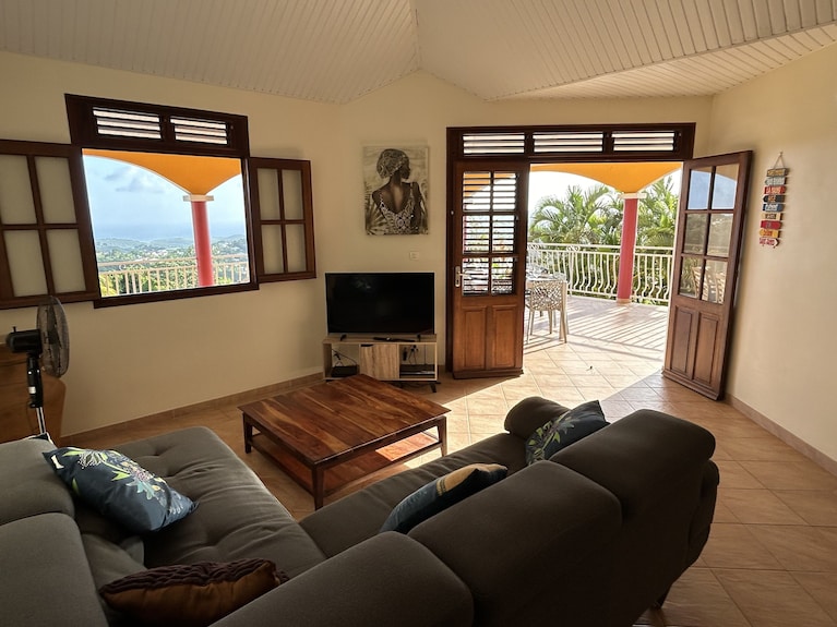 Villa Cosaroe 6/14 Guests, 5 Bedrooms, Secure Swimming Pool, Wide Sea View - Martinique