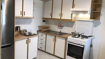 Quarto Triplo Deluxe | Cozinha privada | Um frigorífico/congelador grande, uma máquina de café expresso