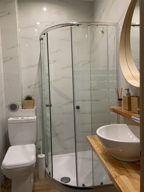 Quarto casal ou duplo luxo | Banheiro | Chuveiro, chuveiro com efeito de chuva, secador de cabelo 