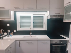 Villa Superior | Cozinha privada | Um frigorífico/congelador grande, um micro-ondas, uma cafeteira/bule 