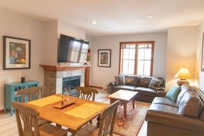 Condo superluxo | 1 quarto, roupas de cama premium, edredons de pluma, Wi-Fi de cortesia