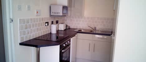 Apartamento | Cozinha privada | Um frigorífico, um micro-ondas, um forno, uma placa de cozinha