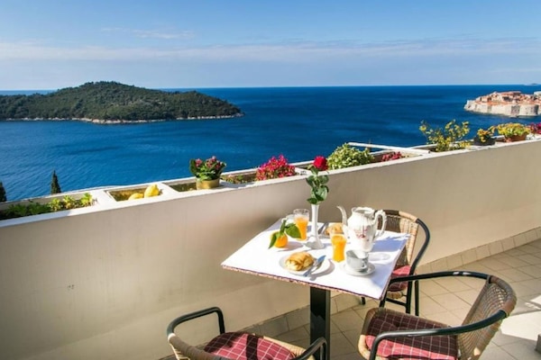 Apartamento (Two-Bedroom Apartment with Balcony an) | Varanda