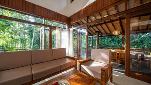Villa Básica, várias camas | Sala