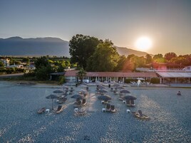Uma praia privada, praia de areia branca, espreguiçadeiras 