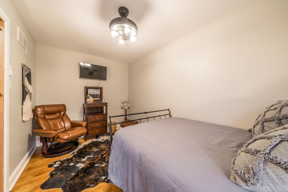 Southern Sunset. Rugged Yet Refined! 1.5 Miles To Ark! Rate Is For 2 Guests. - Corinth, KY