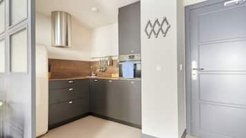 Um frigorífico, um forno, uma placa de cozinha