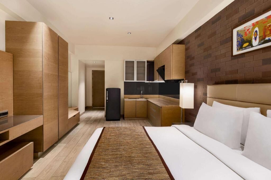 Roupa de alta qualidade, minibar, cofre no quarto, secretária 