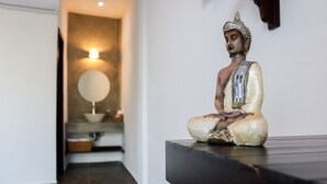 Quarto Quádruplo, 2 camas de casal | Casa de banho | Um polibã, artigos de higiene pessoal grátis, toalhas fornecidas, sabão 