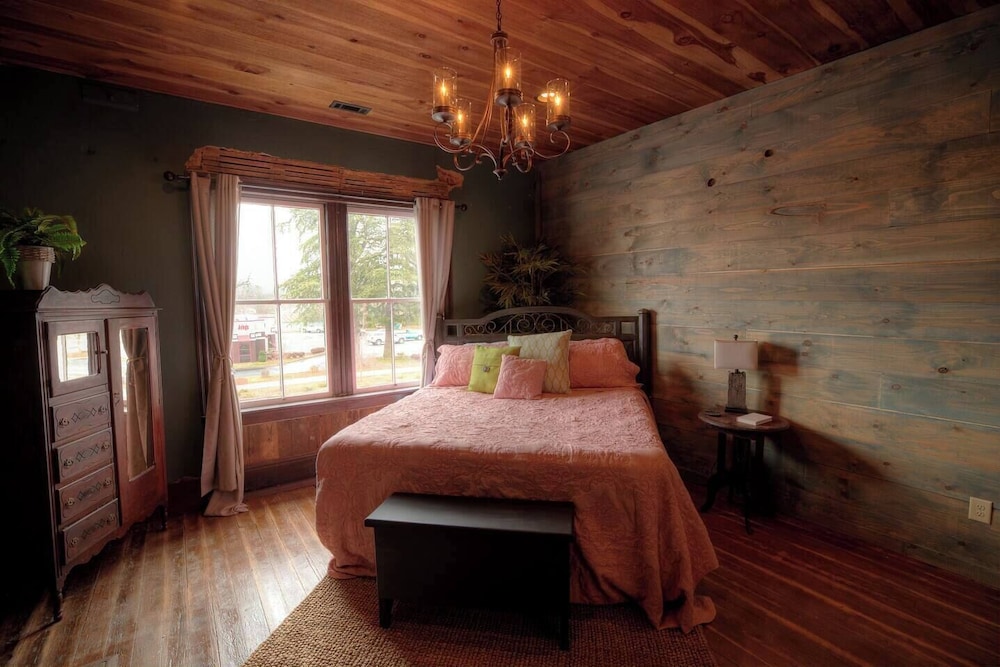 Lofts Over Main~ Chattooga Studio - Walhalla, SC