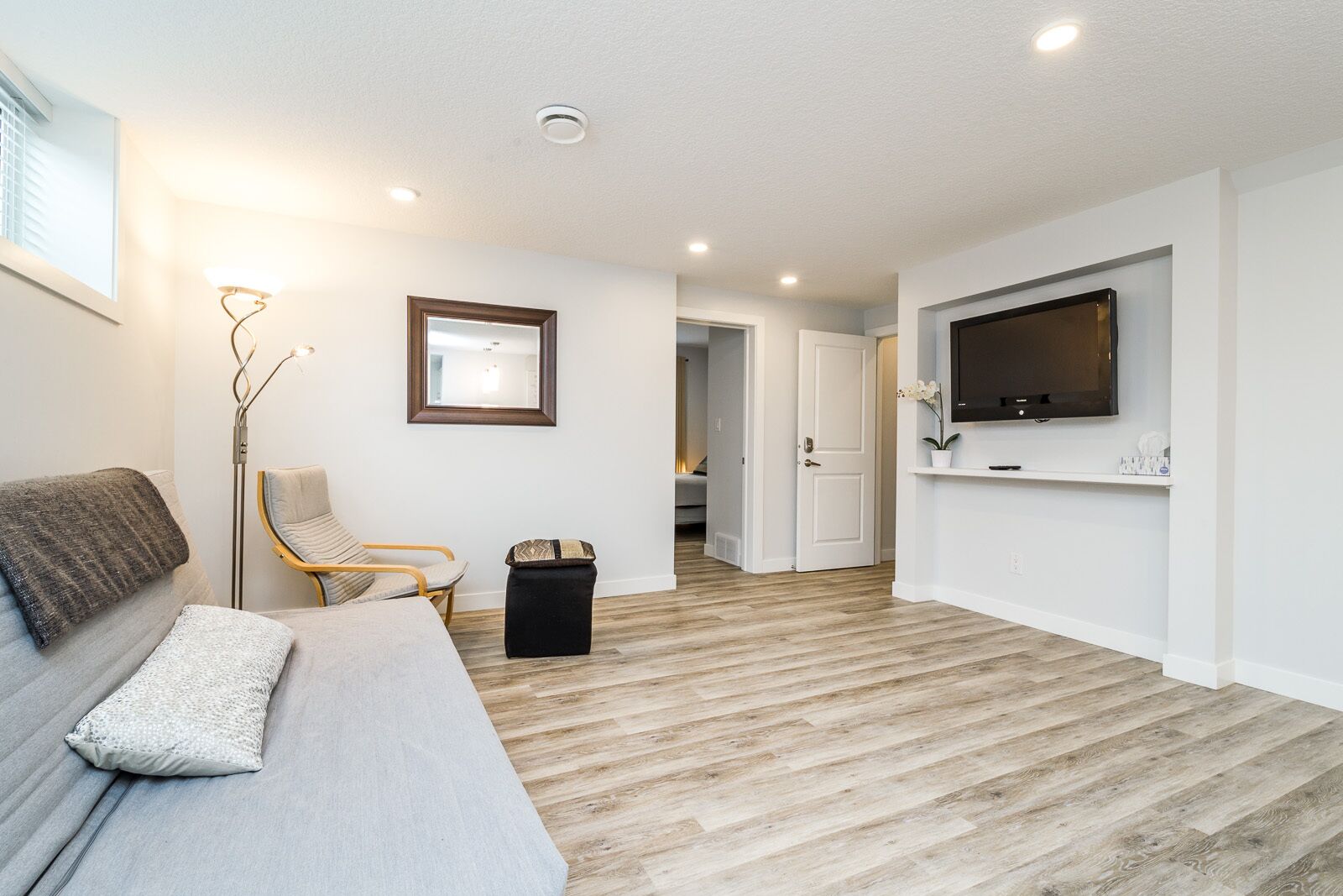 Gorgeous 2 Bed Suite Centrally Located In Edmonton - Alberta