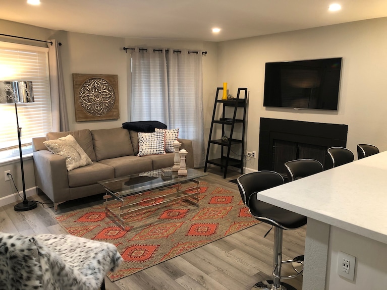 Luxury Newly Remodeled 3 Bedroom Duplex Unit - エバレット, WA