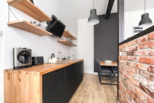 Apartamento superior | Cozinha americana privada | Geladeira grande, cooktop, lava-louças, chaleira elétrica