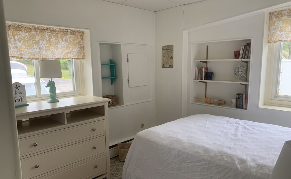 Private Beach; Firepit, Outdoor Shower, Ac, Two Kitchens, Laundry, Covered Patio - Rhode Island