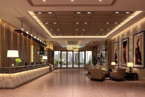 Um saguão de hotel com balcão de recepção, área de estar e grandes janelas.