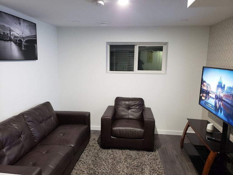 New 1 Bed Suite With Wifi, Netflix, Smart Lock - Alberta