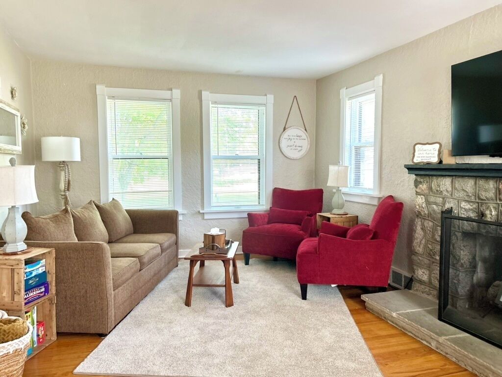 Perfectly Furnished Peaceful & Cozy, 30+ Stay, Sleeps 6. Utilities Included - Rockford, IL