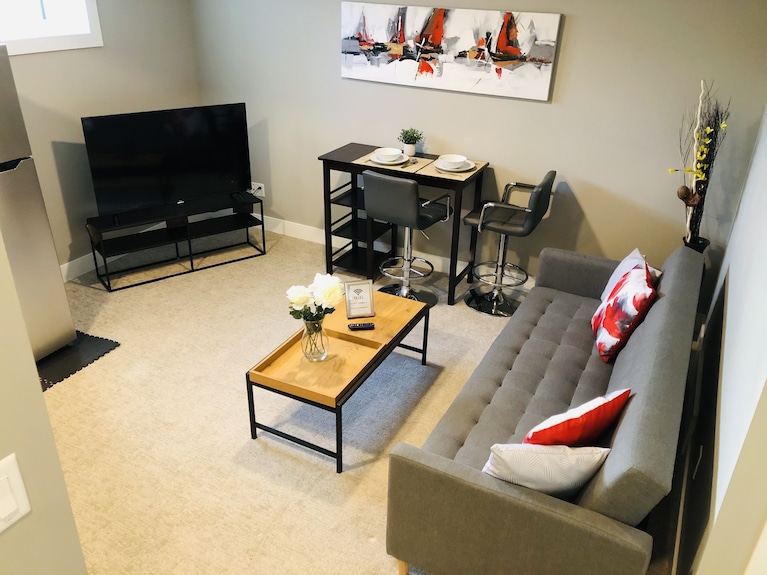 Modern Guest Suite With Fully Private Entrance - Alberta