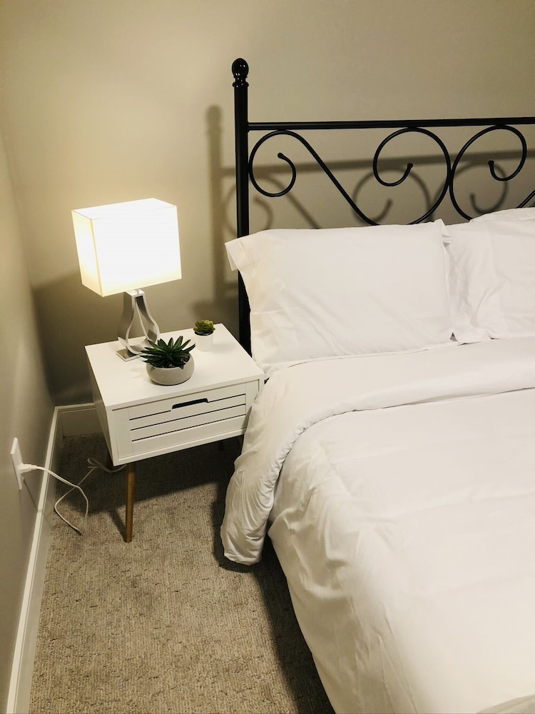 Modern Guest Suite With Fully Private Entrance - Alberta